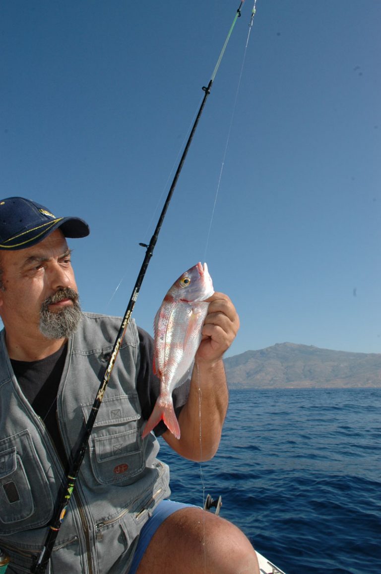 ΠΡΩΤΑ ΨΑΡΕΜΑΤΑ: Ψάρεμα με καλάμι από το σκάφος - Boat & Fishing