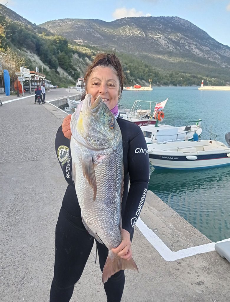 Γυναίκα ψαροκυνηγός πιάνει συναγρίδα 8 κιλών (βίντεο) - Boat & Fishing